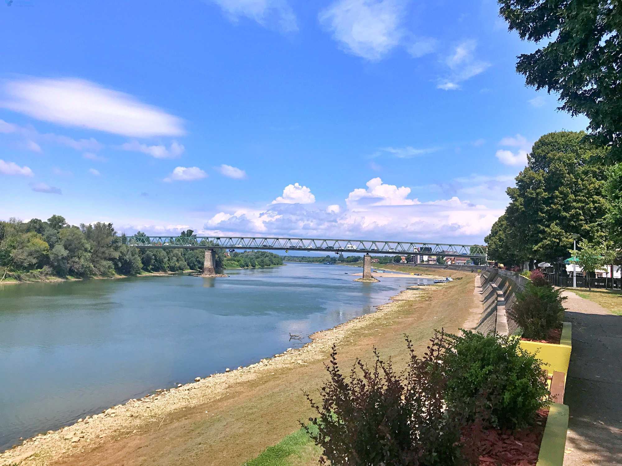 blubeez - Keeps Travelers Connected